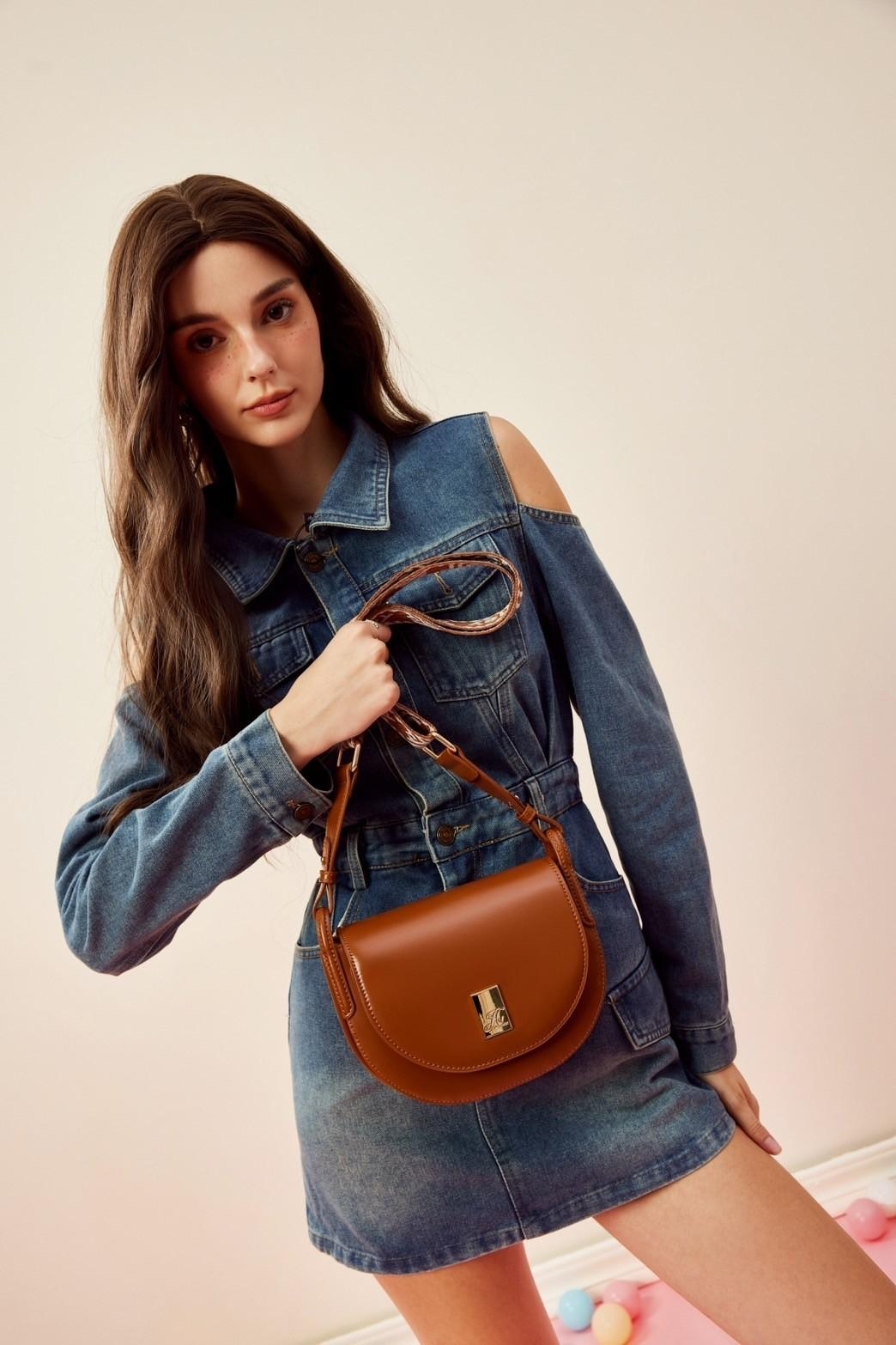 Desain Half-Moon Lagi Hits! Intip Tas Jims Honey Berlin Bag - Jims Honey