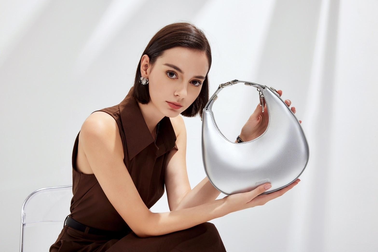 Inspirasi Gaya Tas Jims Honey 'Half Moon' Beliya Bag - Jims Honey