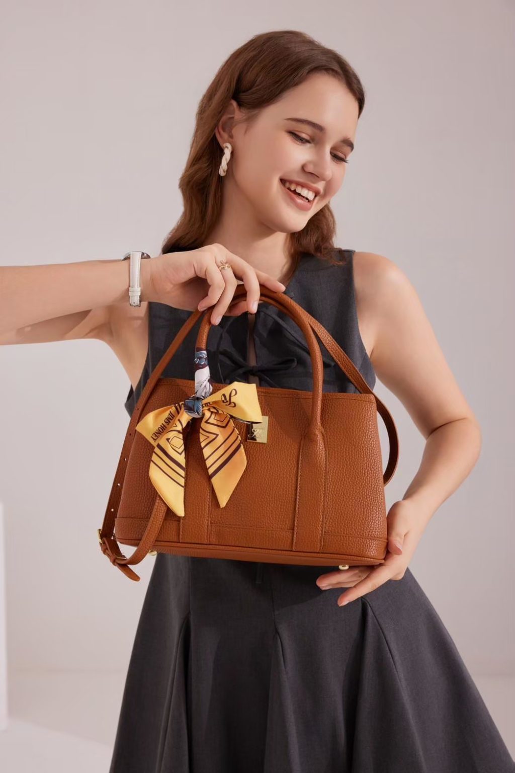 10 Inspirasi OOTD Rapat Wali Murid Pakai Lizzy Bag yang Elegan - Jims Honey